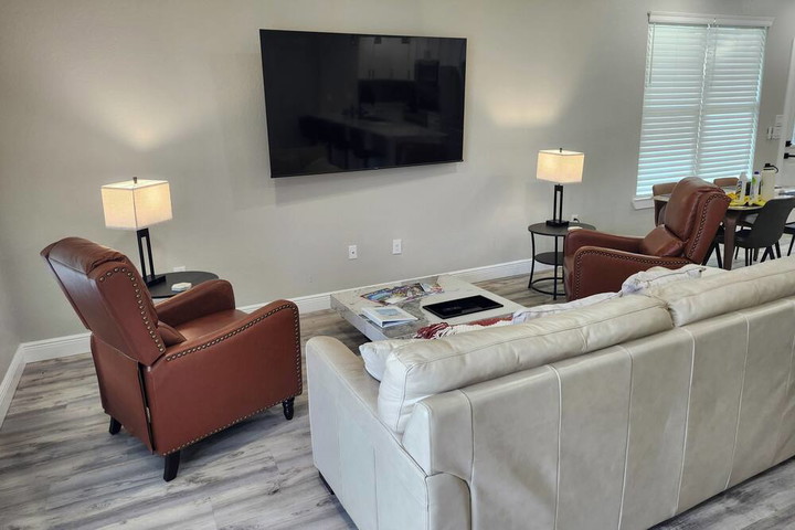 Black-water River Retreat! To This Luxurious 3-bedroom 3.5 Bath House - Milton, FL