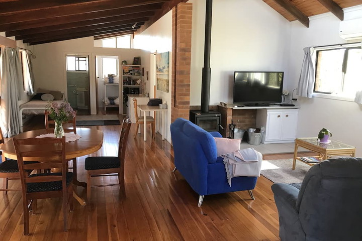 Cranley Garden Retreat With Fireplace & Pool - 