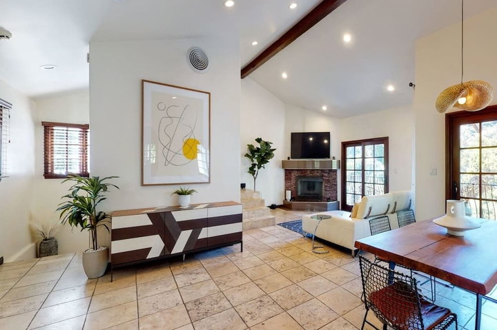Casa Vista! Stunning Direct Hollywood Sign Views!! - Beverly Hills, CA