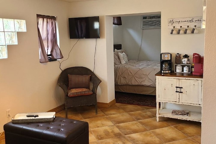 Charming Three Room Casita In The Heart Of Los Ranchos De Abq - Pets Welcome - Rio Rancho, NM