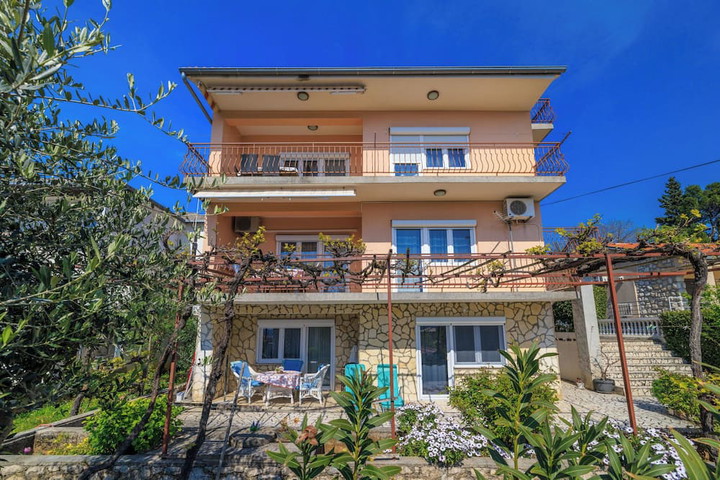 Outside: Chalet Of About 132m2, For 10 People, With Garden And Garden Furniture -Inside: Living Room - Vercorin