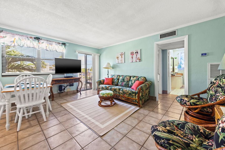 Condo In Beachfront Resort With Heated Pool, Coffee Station, And Beach Supplies - St. Pete Beach, FL