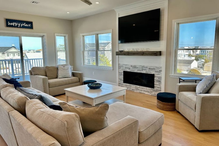 Surf City Beautiful New Construction 5 Bedrooms + Elevator, Walkable - Barnegat Light, NJ