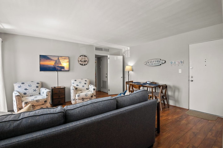 Gulf Winds #406  Bright Beachside Escape With Balcony Views - Pinellas Park, FL