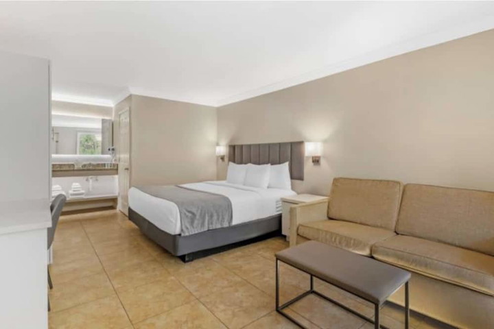 Adventure Starts Just 0.8 Miles From Universal Orlando L Pool & Breakfast - Winter Garden, FL
