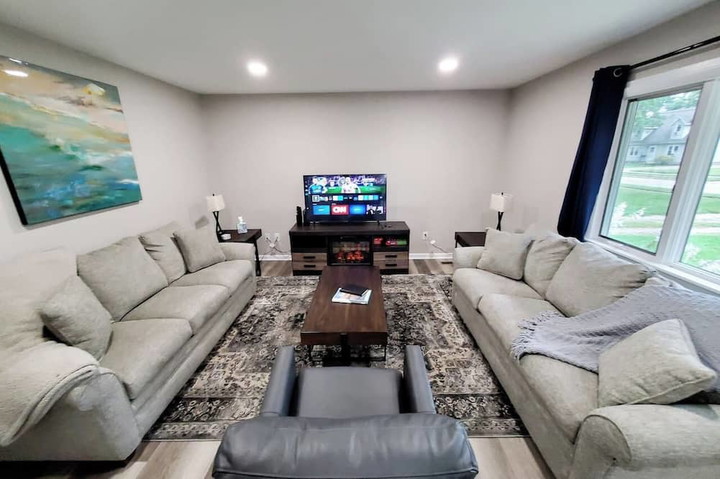 The Eagles Nest | King Bed | 5 Bds 2 Bath | Patio - Mentor, OH