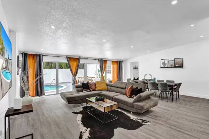 Luxury Pool Villa 5bd 4br #3, Heated Pool - Miramar, FL