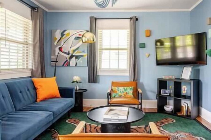 The Blue House/walk Downtown W/ Upscale Coffee Bar, The Blue House/walk Downtown W/ Upscale Coffee B - Durham, NC