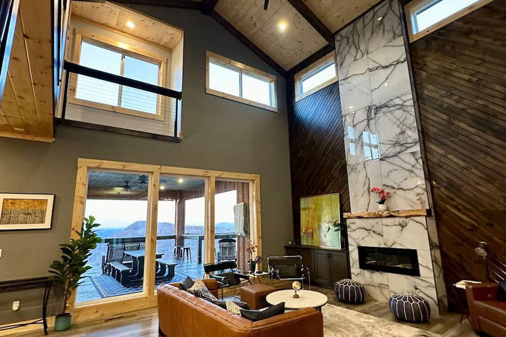 Oslo Mountainside Retreat + Hot Tub + Arcade + Million Dollar View Sleeps 24 - Jasper, AR