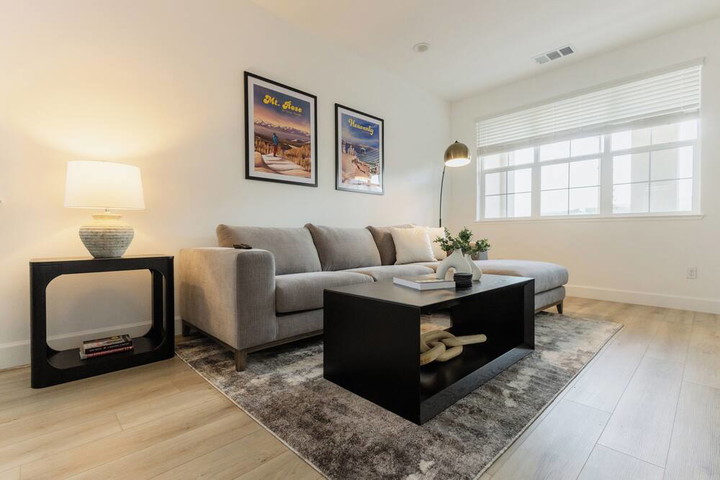 "New" Upscale Retreat, 65" Tv, Netflix, Patio, Mtn Views, 5 Min To Unr/hwy 395 - Reno, NV