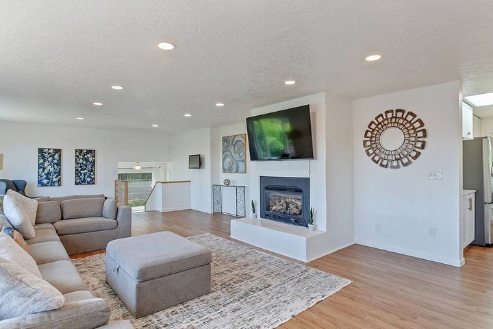 Family Estate W/ Views | Hot Tub + Guesthouse - Gresham, OR