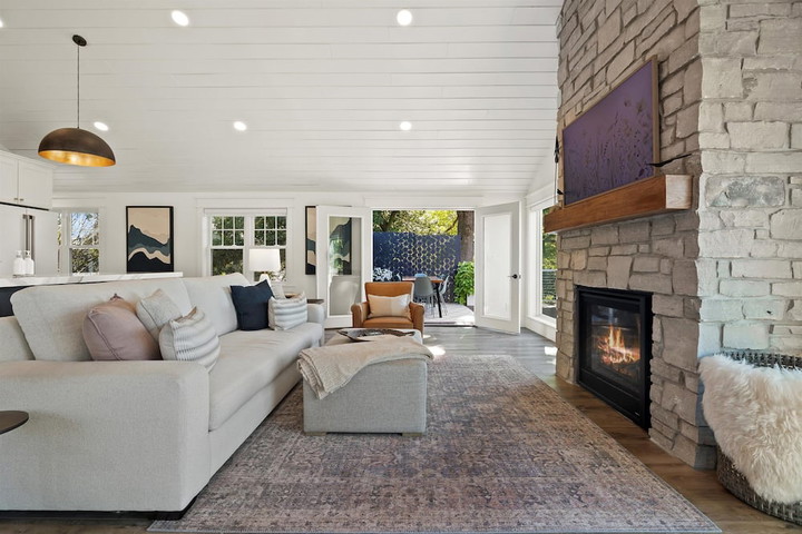 Lakeview Retreat | Main + Guest House, Sleeps 10 - Waukesha, WI
