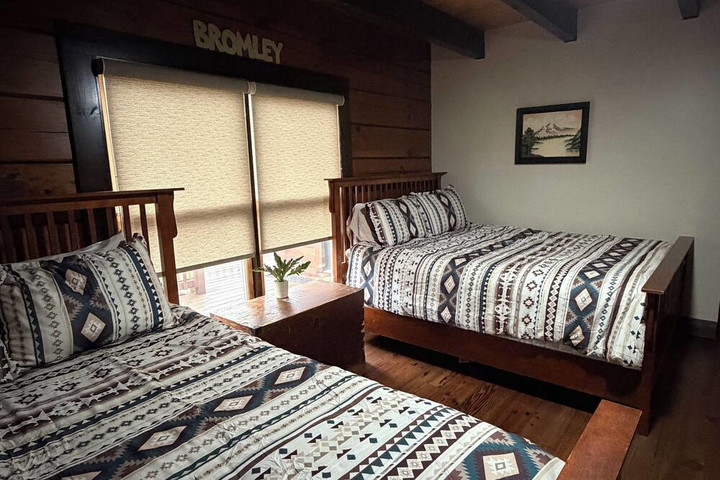 Holly Hill Lodge, A Secluded Retreat. Ski Lodge, Hot Tub, Minutes From Okemo. - Vermont