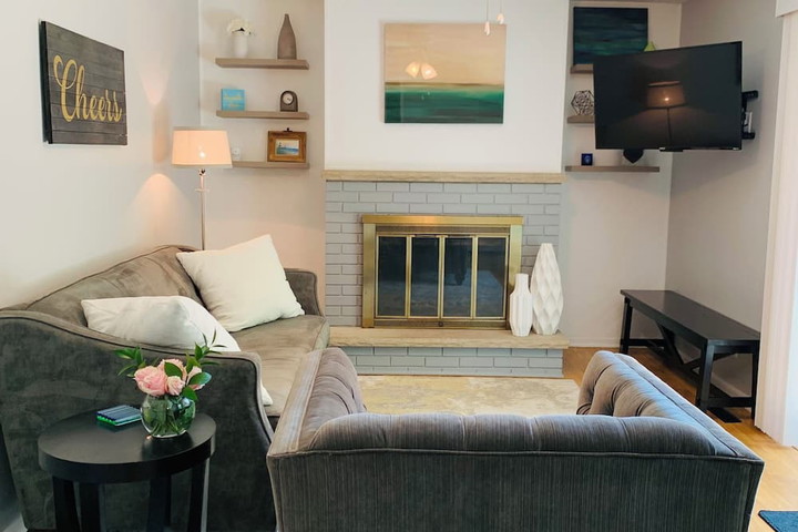 Welcome To Holiday House! Cozy, Modern Home 7 Min. From The Beach And Wineries. - Stevensville, MI