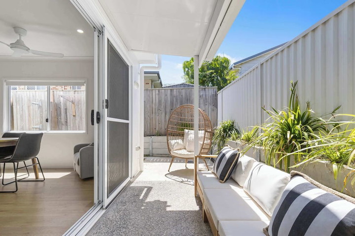 3-bed Coastal Escape With Horses & Beach Walk - Margate, Australia