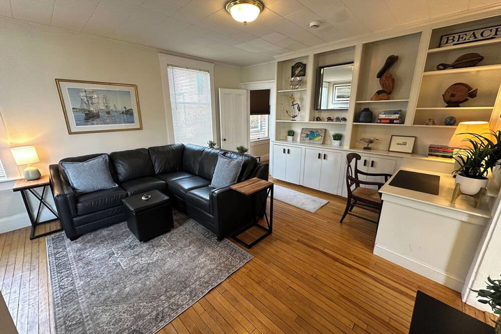 Claim This Entire Luxury Harbor-view Cottage At 12 Goodwin St In Yachting Village! Complete With Kitchen, Private Decks With Water Views, Mini-split Ac, Tvs, Wifi And Off-street Parking. Steps To Harbor, Thames Street, Restaurants - Relax & Enjoy! - Tiverton, RI