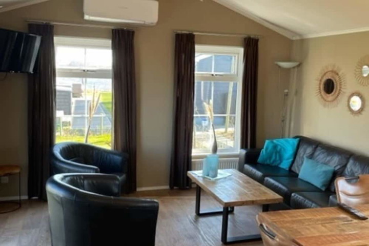 Enjoy A Wonderful Holiday In This Spacious Chalet At A Prime Location On The Bovenwijde. With Three Comfortable Bedrooms, A Generous Hardwood Deck And All The Amenities You Need For A Carefree Time In Giethoorn. - Giethoorn