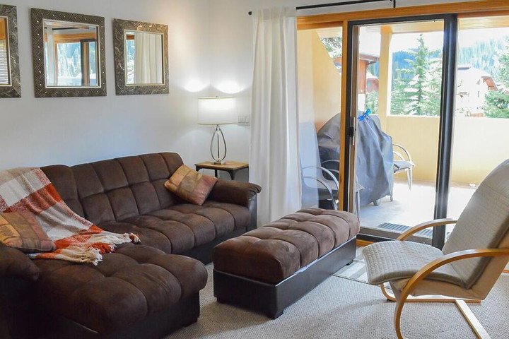 Great Location Close To Village Centre And Next To Ski Runs With Private Hot Tub - Sun Peaks