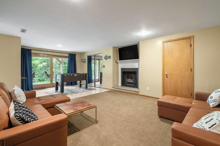 Log Cabin Retreat With Hot Tub & Sauna - Rockford, IL