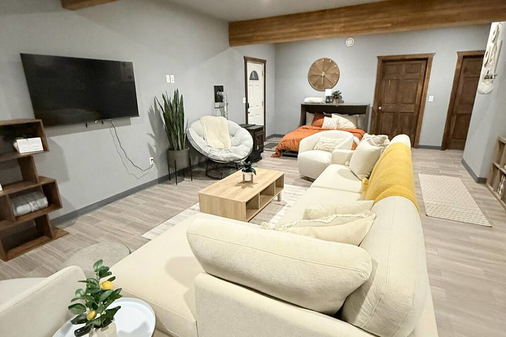 Modern 2bed Condo Near Downtown Fairbanks  Fully Equipped Kitchen  Inunit Laundry  Offstreet Parking - Fairbanks, AK
