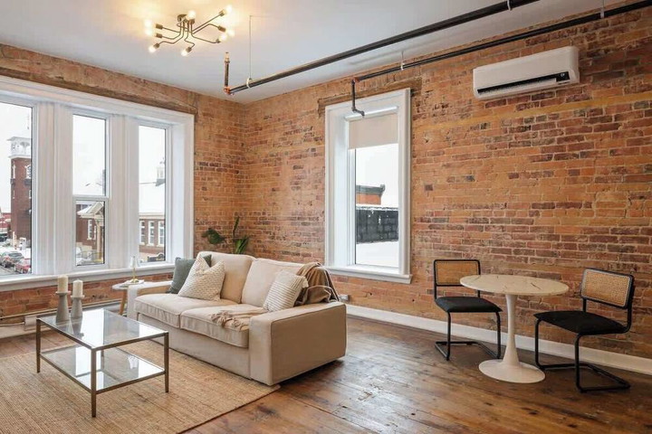 The 1850 Industrial Loft - Renfrew