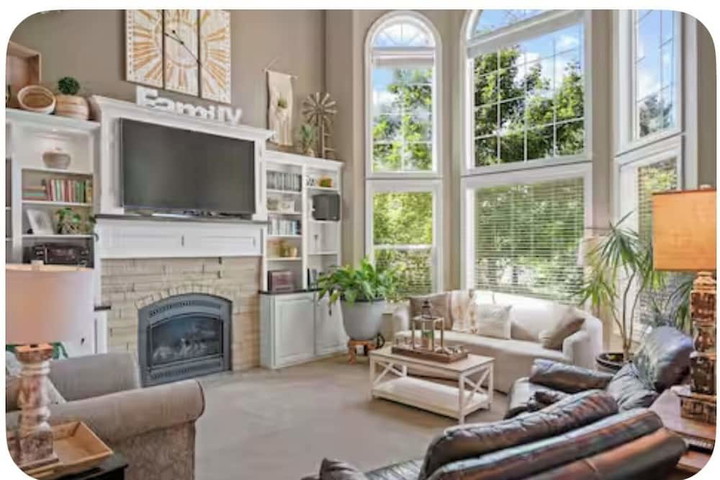 Incredible 5-bedroom Greenbluff View Estate & Resort W/hot Tub, Pickleball, Pool - Spokane, WA