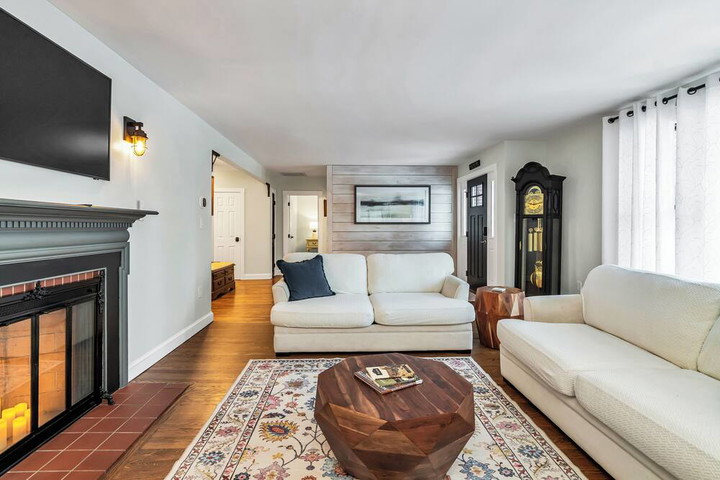 Andover In-town, Upscale Furnished Home, Single Level Living & 2-car Garage - Andover, MA
