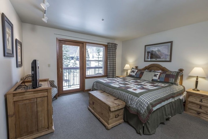 Hotel Style Room In The Heart Of Whitefish Mountain Resort Village - Whitefish