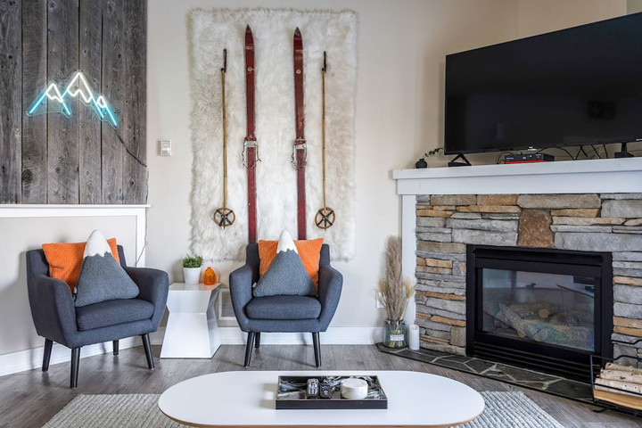 Hidden Gem! Amazing End Unit Town Home - Collingwood
