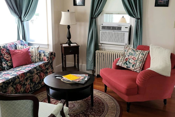 Charming Cottage With Short Drive To The Beach Or The City! - Rhode Island