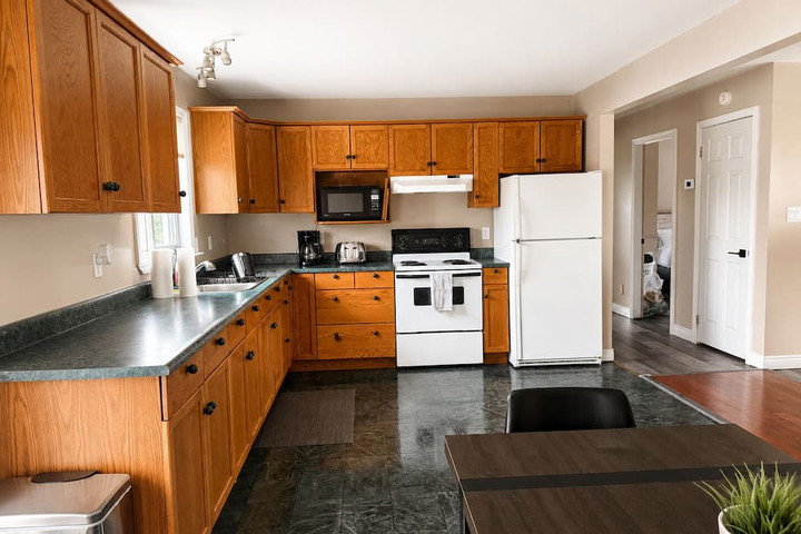Nestled On County Road 15 | Relax & Explore Pec - Napanee