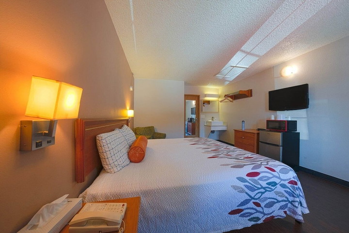 King Bed Non-smoking - West Linn, OR