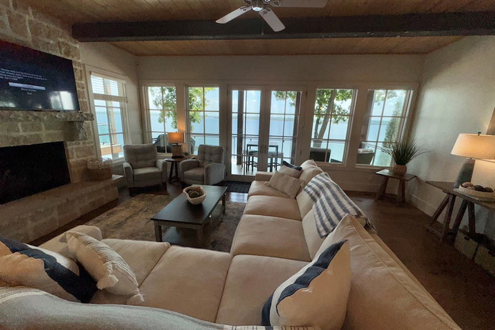 Grand Waterfront-luxury 4-level Lakefront Retreat, Hot Tub, Community Pool - Disney, OK