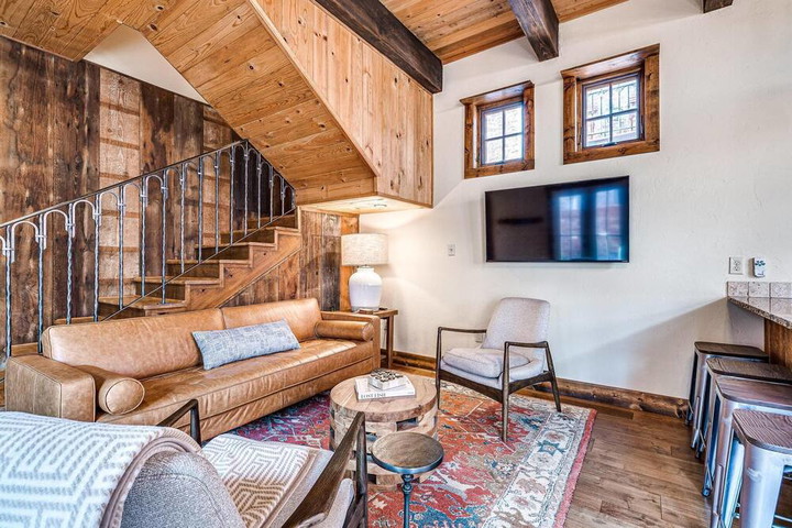 Tuscan Feel With Outdoor Fireplace And Cooking. - Carlton Landing