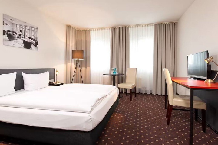 Relax In A Modern Room | Free Parking | Close To Schwetzingen Palace - 5.3 Miles - Hockenheim
