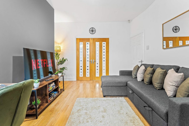 Spacious 4 Bed Home | Free Parking & Fast Wifi - Oldham