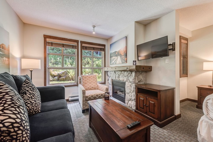 Ski-in/ski-out | Cozy Studio With Hot Tub Access - British Columbia