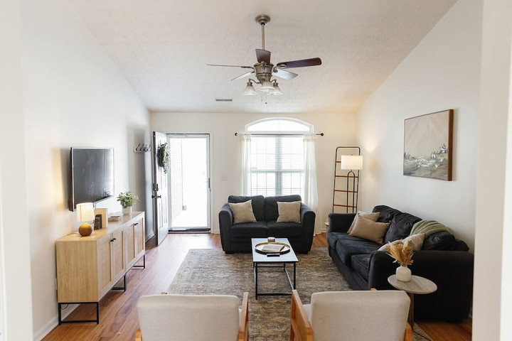 "The Dawning House" - Peaceful Modern Stay W/ Yard - Georgetown, KY