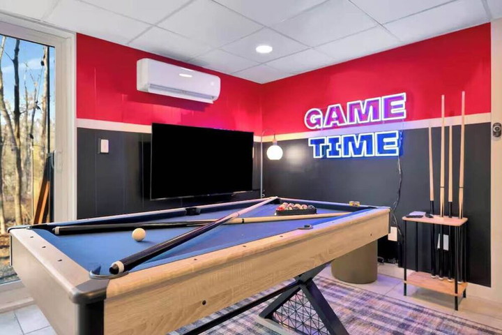 Modern 5br Gameroom, Hottub, Firepit + Lake Access - East Stroudsburg, PA
