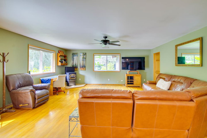 Hot Tub, 4 Mi To Wallace Falls: Riverfront Retreat - Gold Bar, WA