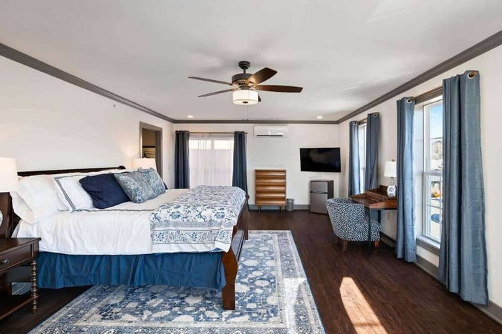 Cozy King Suite_balcony_great Location_shops&eats - Parkville, MO