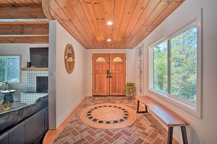 Picturesque Cabin: 2 Balconies, Walk To Lake! - Lake Gregory Regional Park, CA