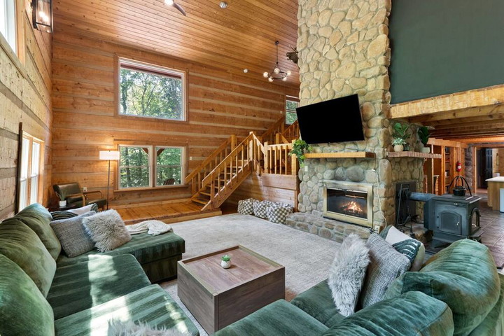 Fun Luxury Lodge Sleeping 25: Hot Tub, 16 Acres - Ohio