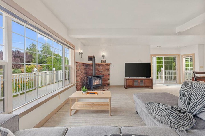 Snohomish 10+acre 5br | Hot Tub, Pond & Stables - Monroe, WA