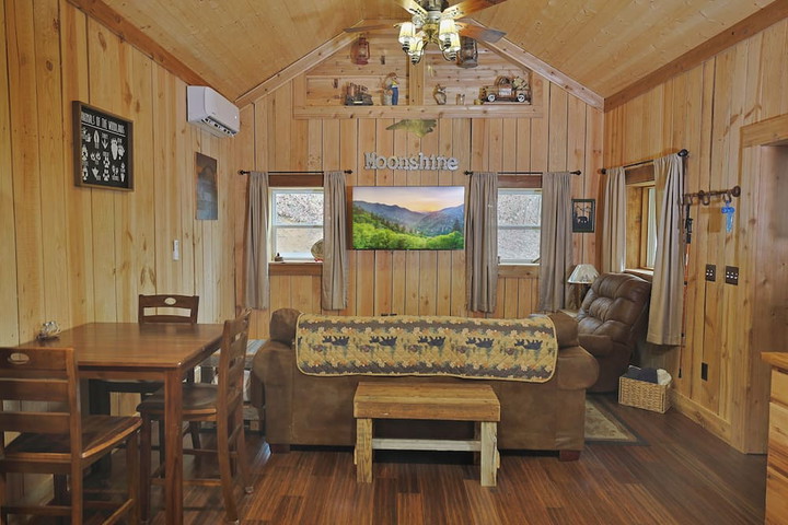 Couples Retreat Cabin W Hottub & Ev Charger Bryson - Bryson City, NC