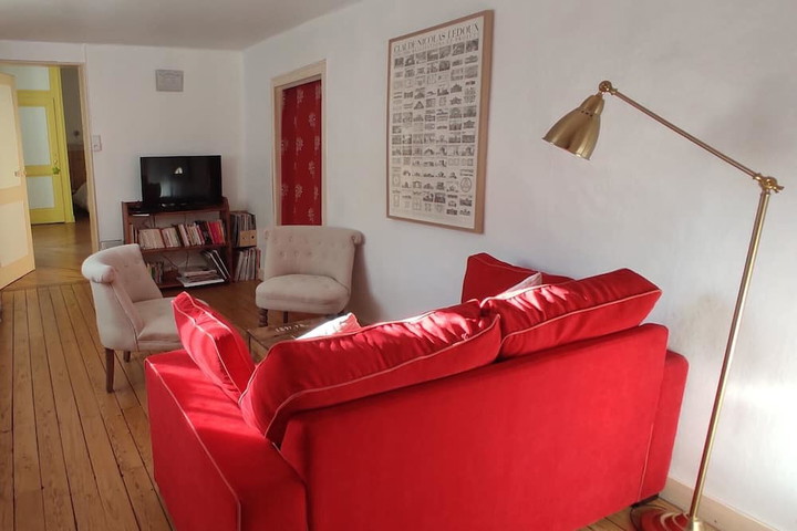 Appartement De 100 M2 Dans Un Ancien Hotel Particulier De Xviiie Siècle - Salins-les-Bains