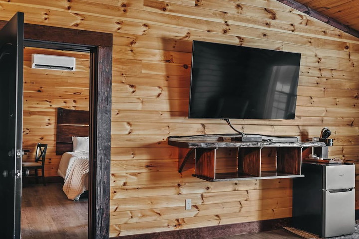 Golf, Outdoor Bar, Restaurant - The Tranquil Cabin - Finger Lakes, NY
