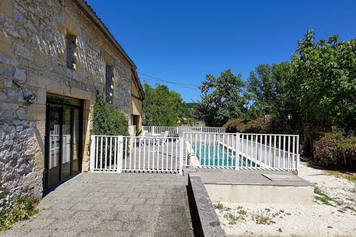 Contemporary Home In Quiet Neighborhood With Pool & Great Back Yard Close To All - Madison, WI