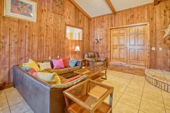 Quiet Home On A Large Lot With A Pool And Pet Friendly - Concan, TX