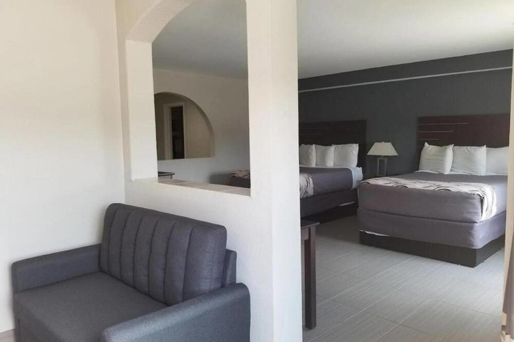 2 Relaxing Family-friendly Rooms Perfect For Your Weekend Stay | Onsite Bbq Area - Houston, TX